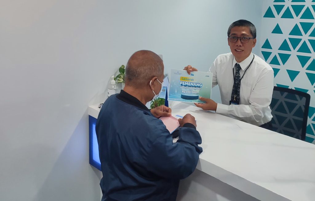 Peringati Hut Bank Kalsel, Dirut jadi Teller Layani Nasabah - Langkar.id